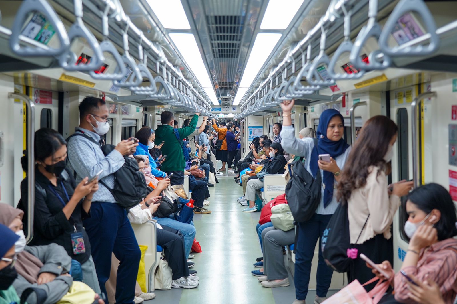 Rekor Baru! LRT Jabodebek Catat Pengguna Terbanyak Sepanjang Oktober ...